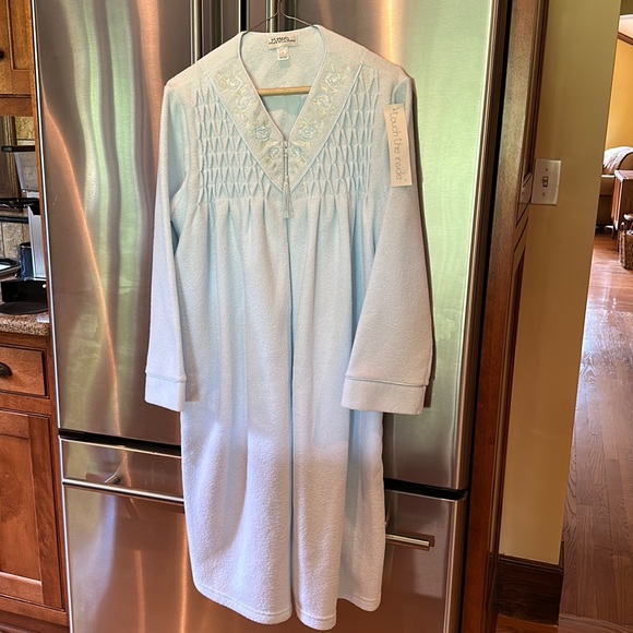 Miss Elaine | Intimates & Sleepwear | Snuggly New Robe | Poshmark